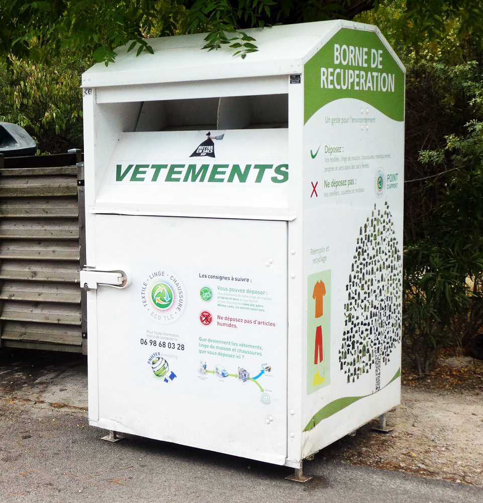 Connected opening solution for textile containers